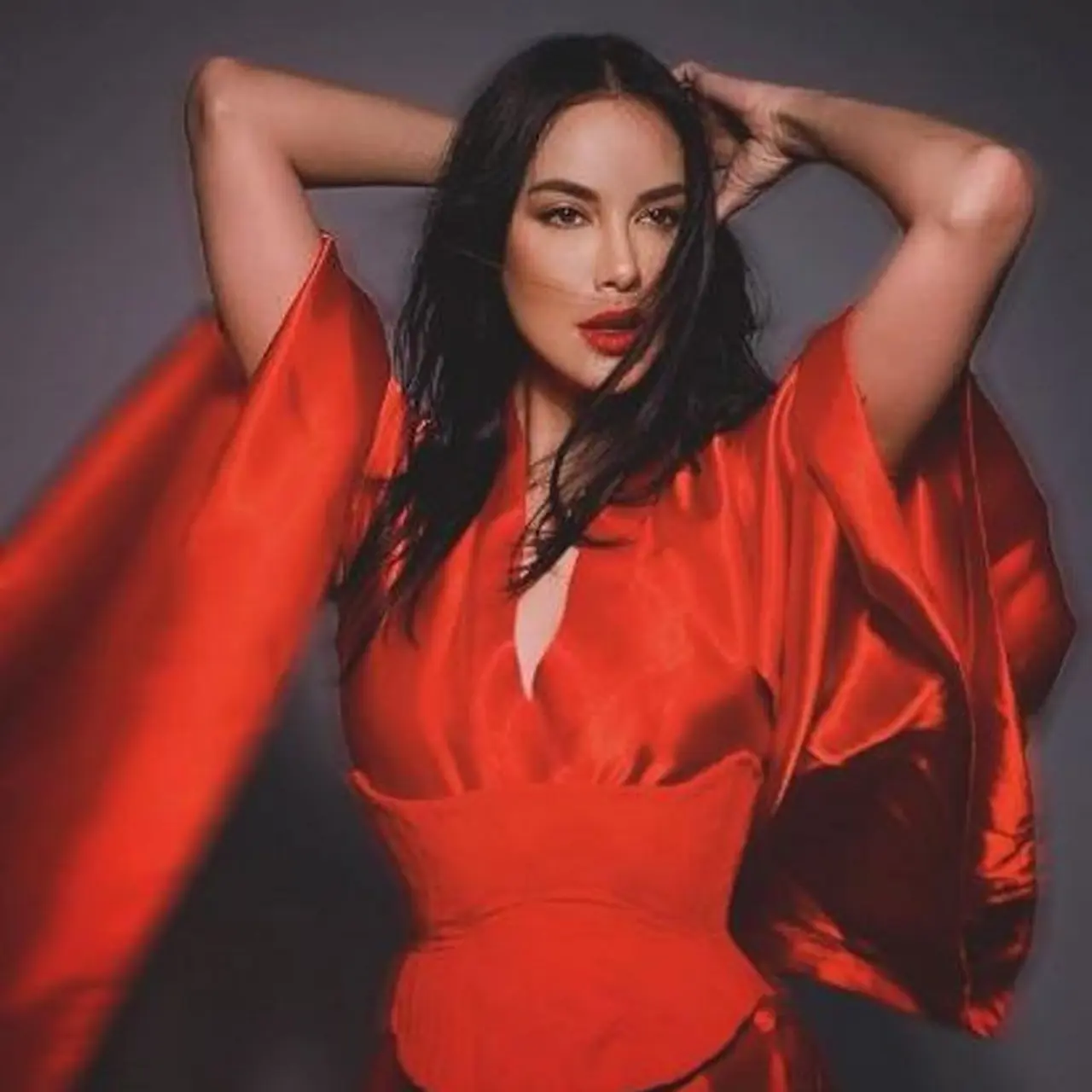 Sophia Latjuba Menawan dengan Kimono Merah, Disebut Mirip Madonna ...