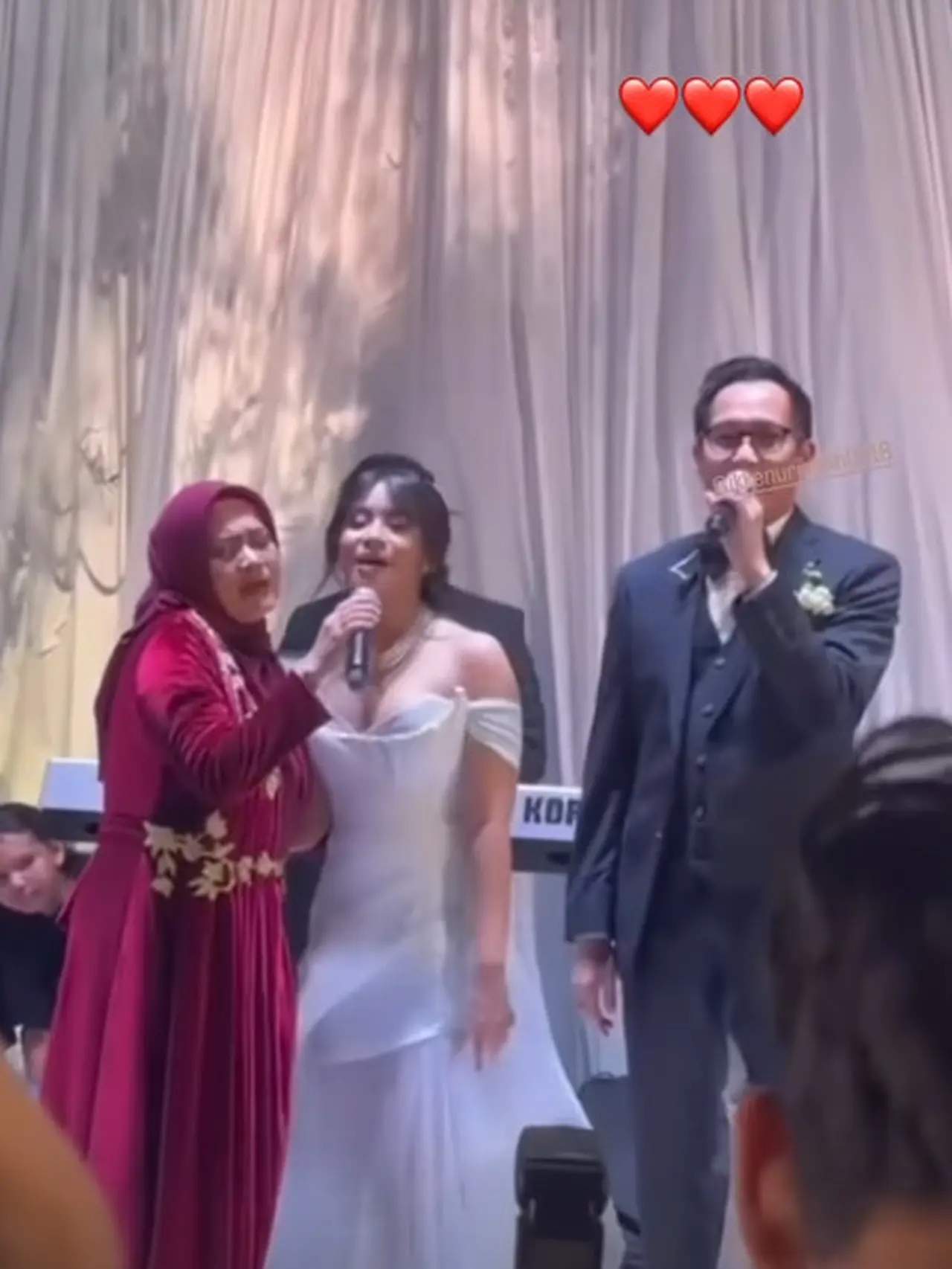 Foto-Foto Aldi Bragi Duet dengan Ikke Nurjanah, Penuh Makna dan Emosional - ShowBiz Liputan6.com