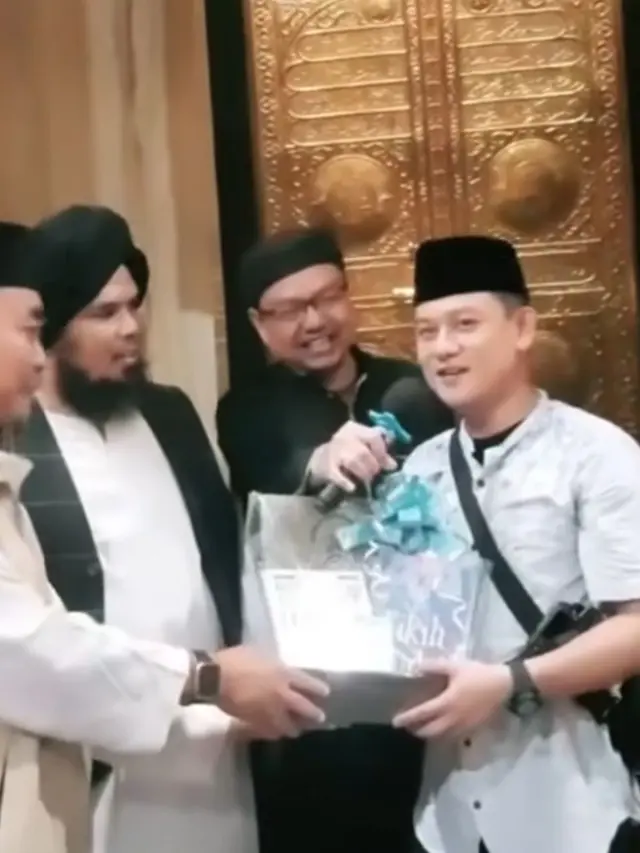 Ustaz Derry Sulaiman Ungkap Proses Bobon Santoso Jadi Mualaf - ShowBiz ...
