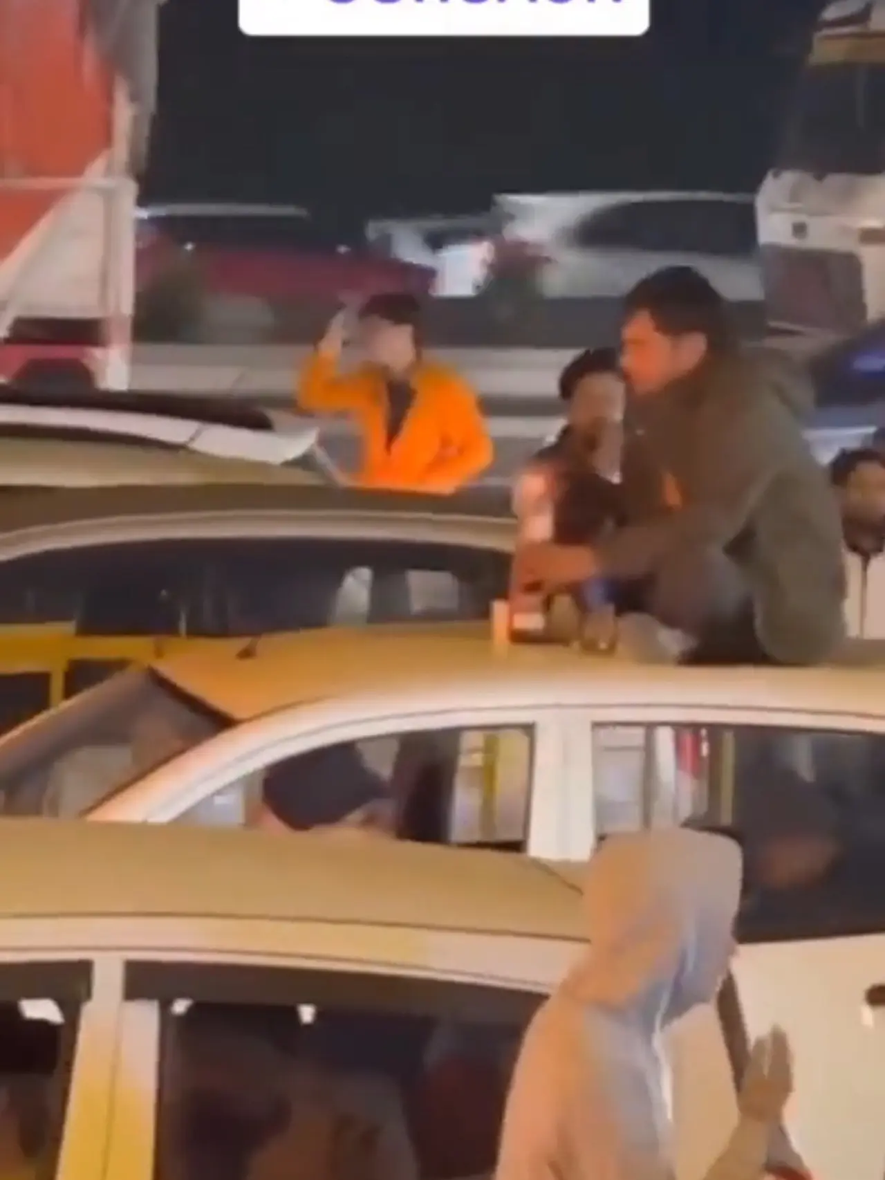 Aksi Pria Santai Di Atap Mobil Hadapi Kemacetan Ini Viral Engga Jadi