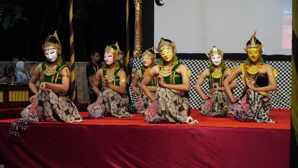 Dari Tradisi ke Inovasi: Bangkitnya Wayang Topeng Duwet di Panggung dan ...