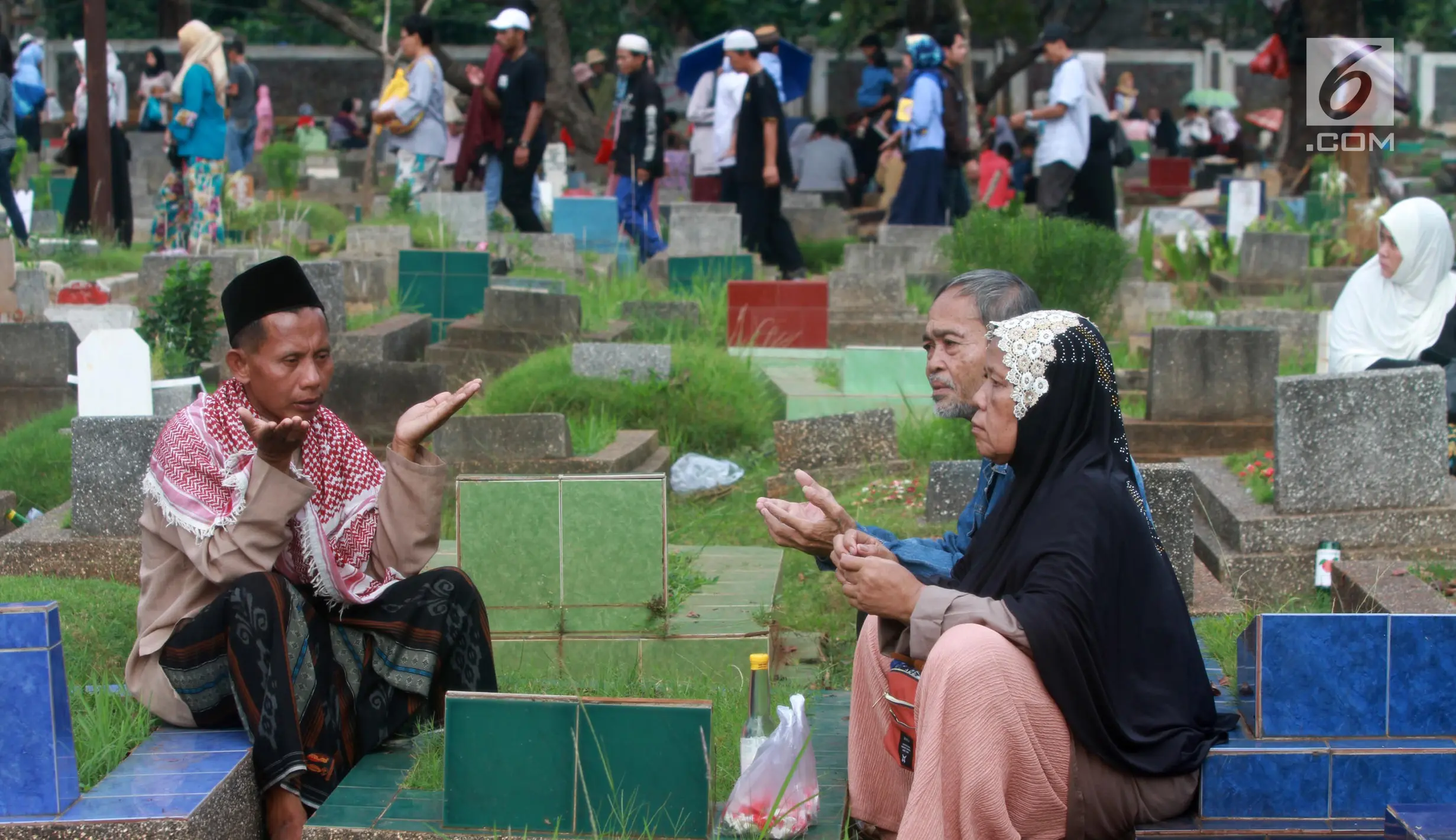 FOTO: Tradisi Ziarah Kubur Saat Lebaran - Foto Liputan6.com