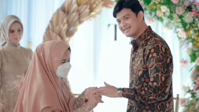 7 Momen Lamaran Adi Sastro Mantan Glenca Chysara, Calon Istri Banjir ...