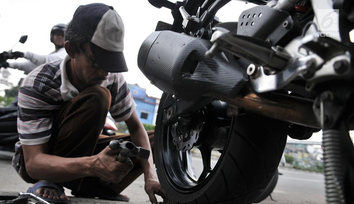FOTO: Jelang Lebaran, Bengkel Motor di Jalan Otista Ramai Pelanggan ...