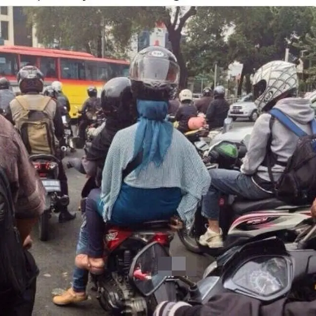 6 Potret Emak-Emak Pakai Helm Ketinggian karena Cepolan Rambut Ini Kocak - Hot Liputan6.com