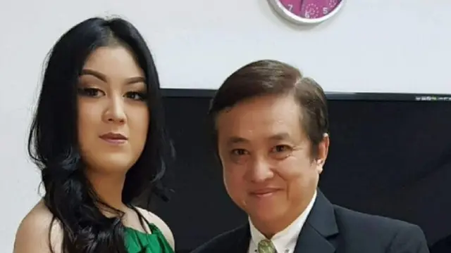 Keliling Dunia, Hadiah Ferry Juan dan Zarima untuk Kelulusan Anak ...