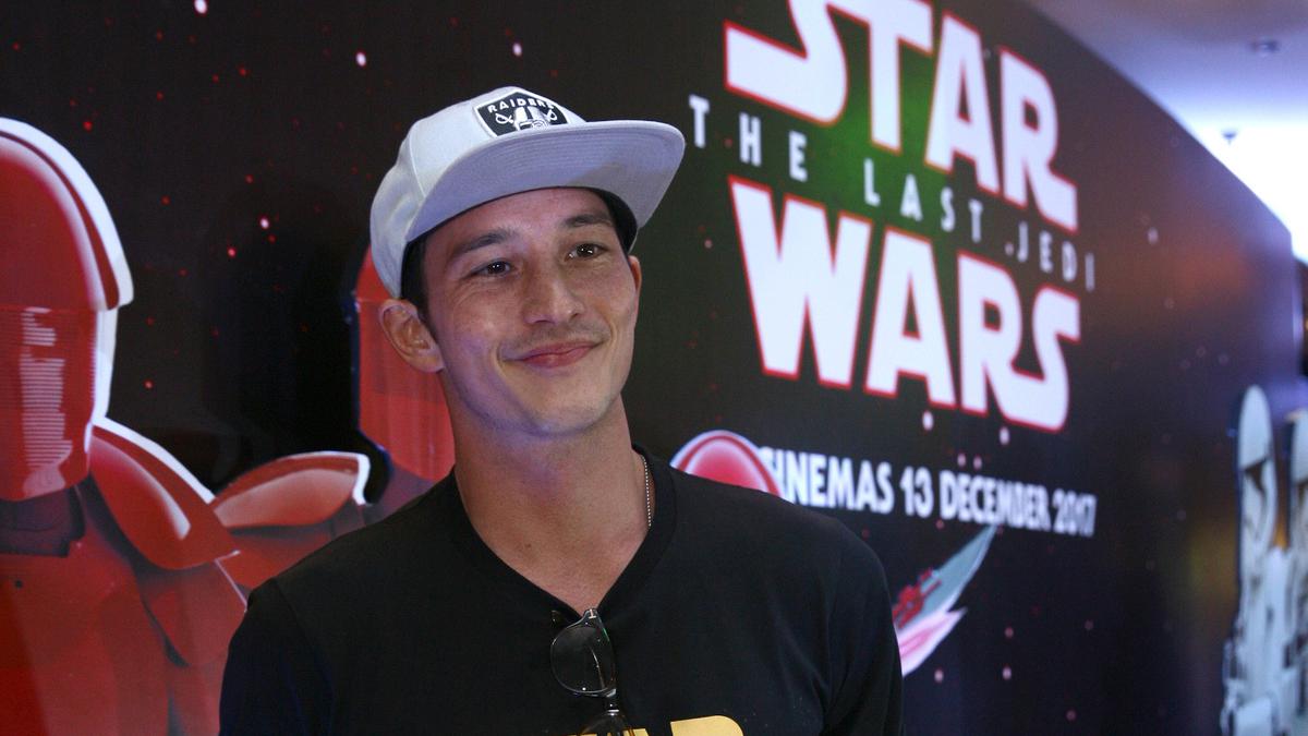 Mike Lewis Bagikan Wortel di Hari Valentine - Entertainment Fimela.com
