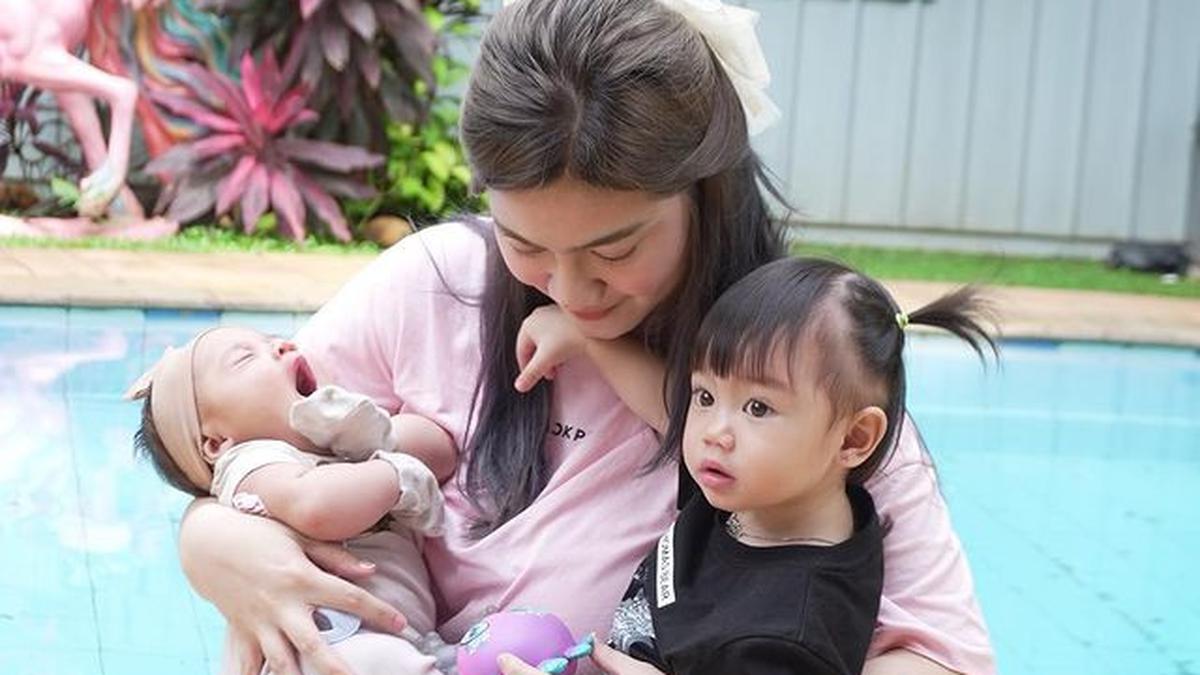Potret Felicya Angelista Gendong Dua Anak Sekaligus, Strong Mother ...