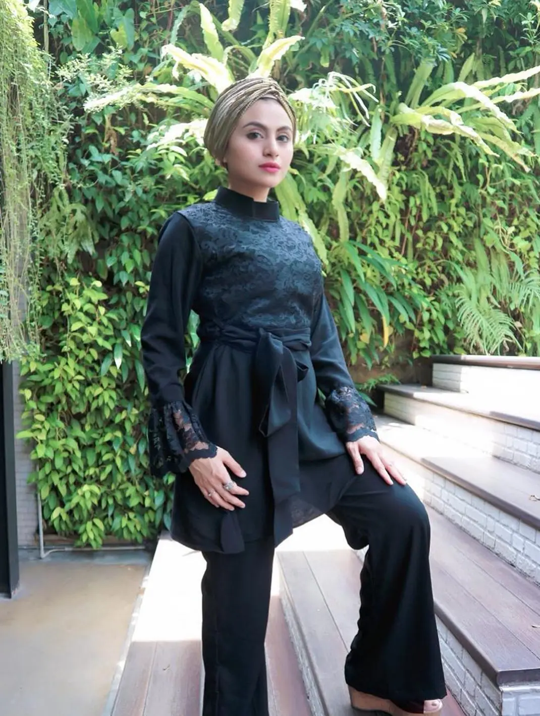 FOTO: Gaya Modis Asha Shara Kenakan Dress dengan Turban - Foto Liputan6.com