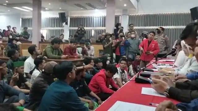 Kembali Duduki Gedung DPRD, Ratusan Mahasiswa Garut Desak Pemakzulan ...