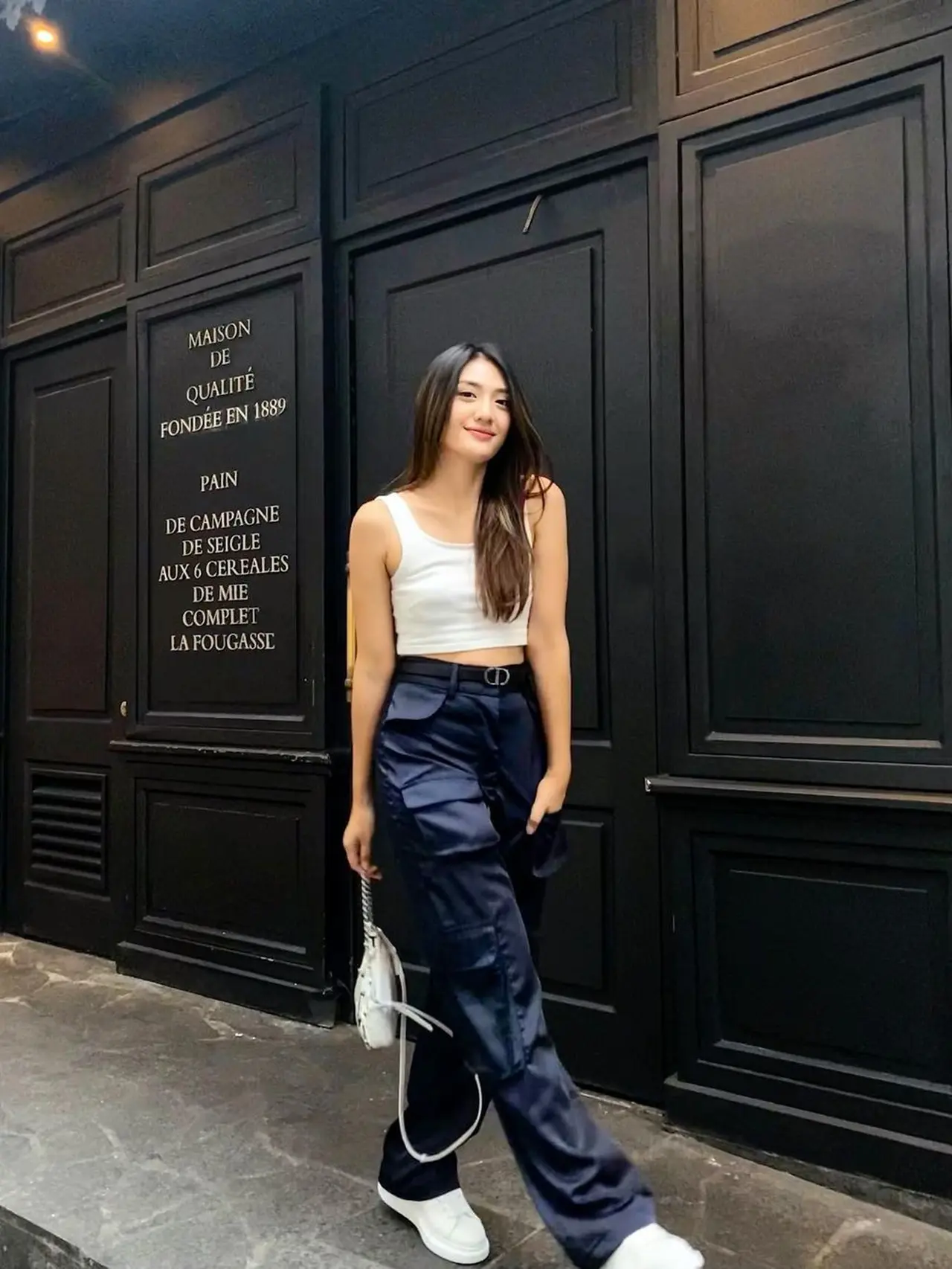 7 Cara Padu Padan Sneakers Putih dengan Berbagai Outfit, Bisa jadi ...