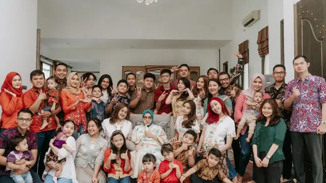 6 Potret Khirani Anak Mayangsari Foto Bareng Kakek dan Nenek, Orang Terpandang - Hot Liputan6.com