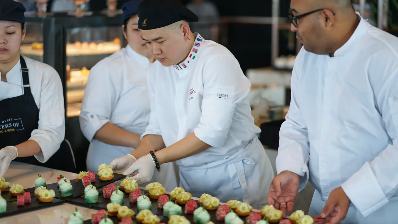 Afternoon Tea Cantik Kreasi Chef Pastry World-Class Champion di Park ...