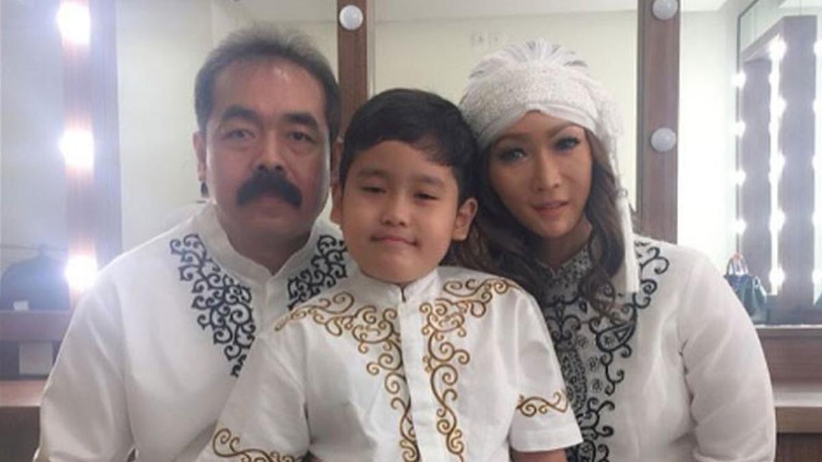 5 Potret Kedekatan Inul Daratista dan Anaknya - Entertainment Fimela.com