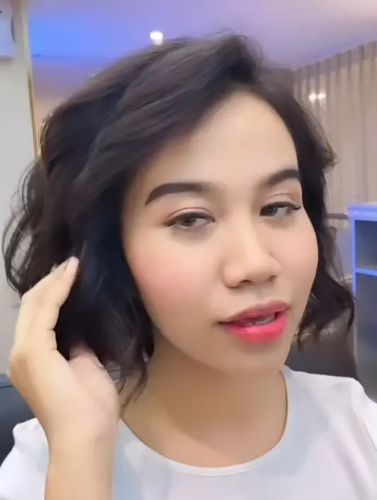 Mayang Adik Vanessa Angel Pamer Rambut Pendek, Disebut Mirip BCL - Foto ...