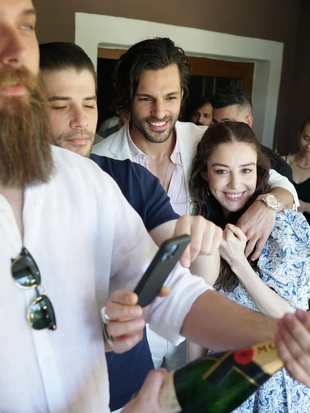 5 Potret Pertunangan Serkan Cayoglu dan Ozge Gurel, Bintang Serial ...