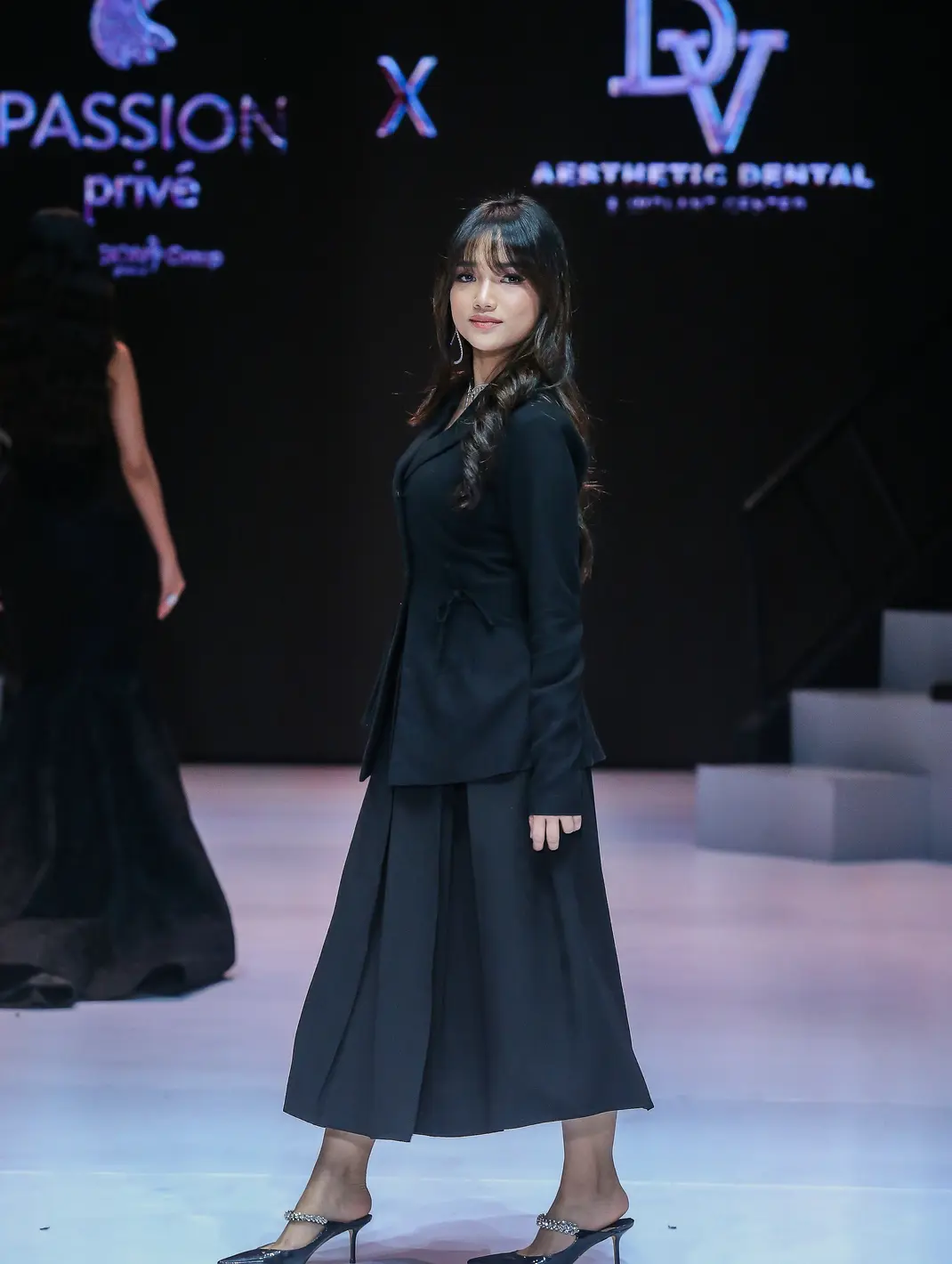 Gaya Lady Boss Fuji Utami Melenggang di Catwalk, Tampil Lebih Dewasa ...