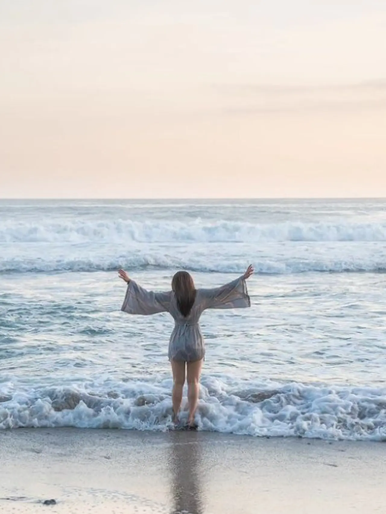 Tak Pernah Gagal, Intip Potret Memukau Wulan Guritno Pakai Dress Mini di Pantai - Entertainment ...