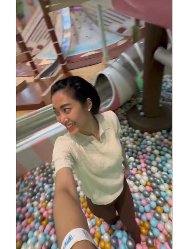 6 Potret Widi Vierratale Ajak Orangtua Main ke Playground, Sang Ibu ...