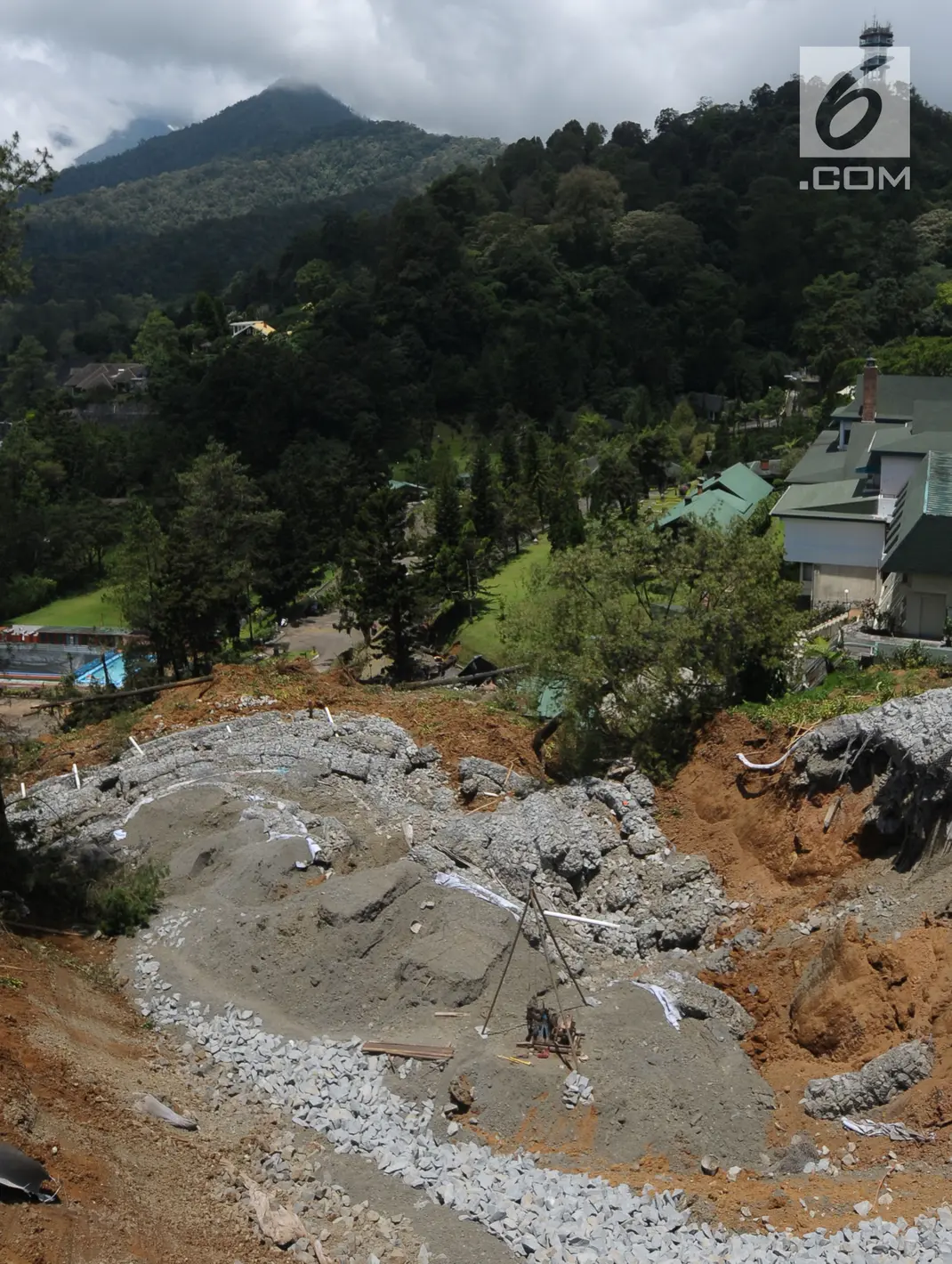 FOTO: Longsor Puncak Pass, Perbaikan Mulai Dilakukan - Foto Liputan6.com