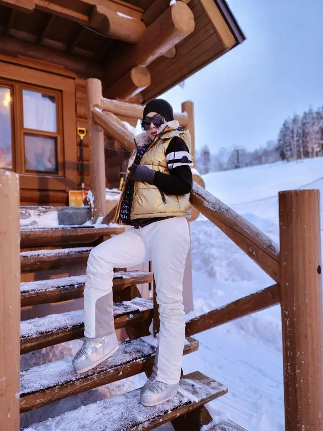 Tampil Glamor, Ini 7 Potret Syahrini dan Reino Barack Liburan di Winter ...