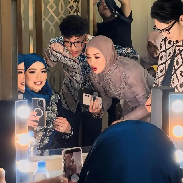 6 Potret Adu Gaya Dua Ibu Aaliyah Massaid, Reza Artamevia dan Angelina ...