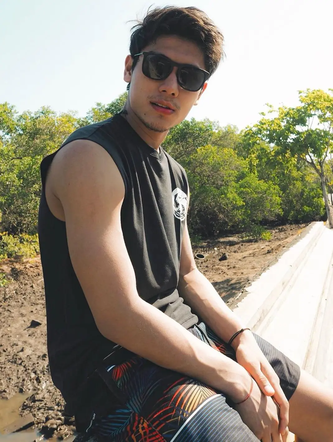 FOTO: Gaya Rizky Billar Pakai Kacamata Hitam, Tampil Trendi - Foto ...