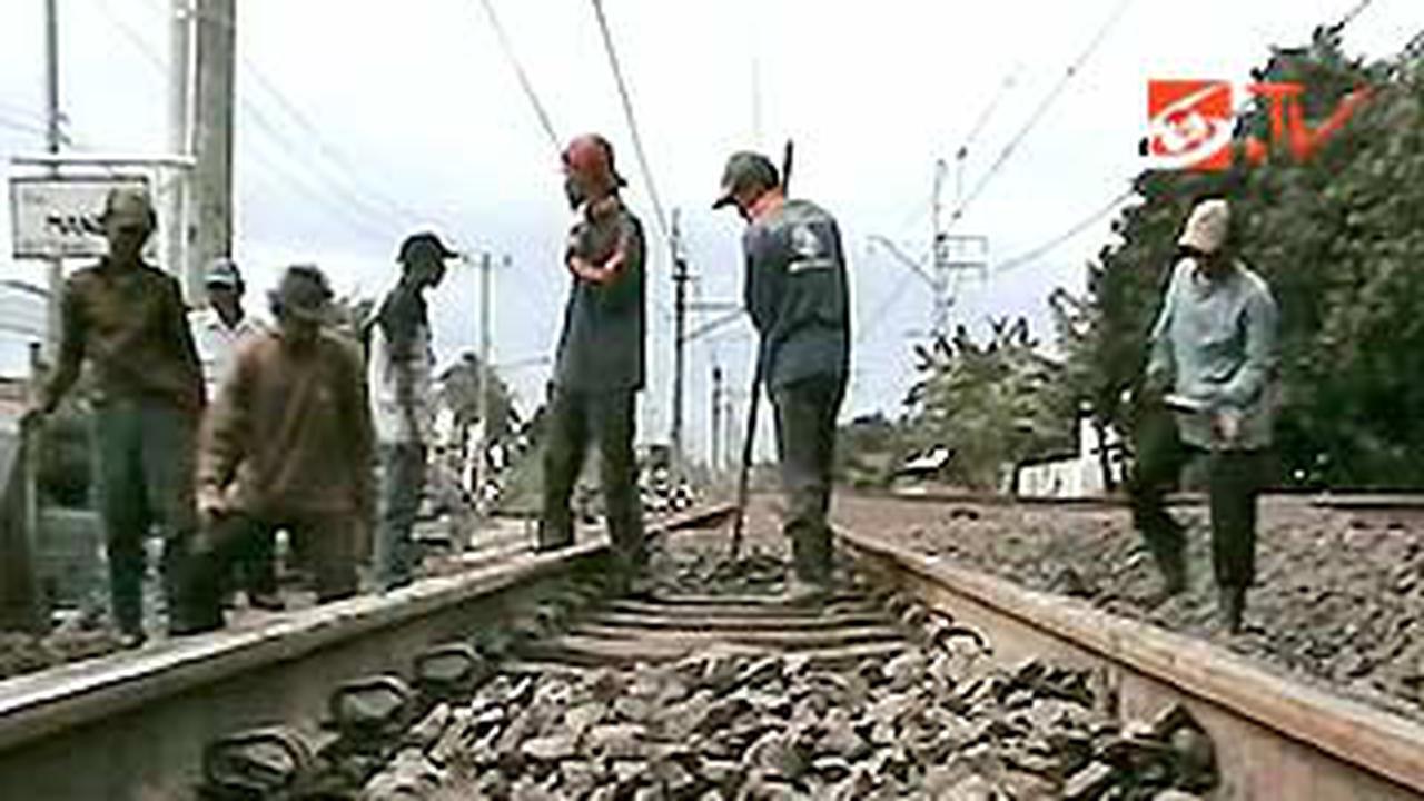 Bantalan Rel Kereta Jakarta-Bogor Ambles