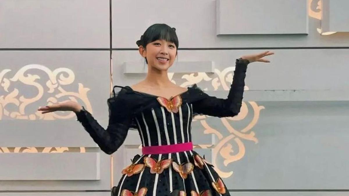 6 Potret Dita Karang SECRET NUMBER Tampil Anggun Pakai Gaun Batik di ...