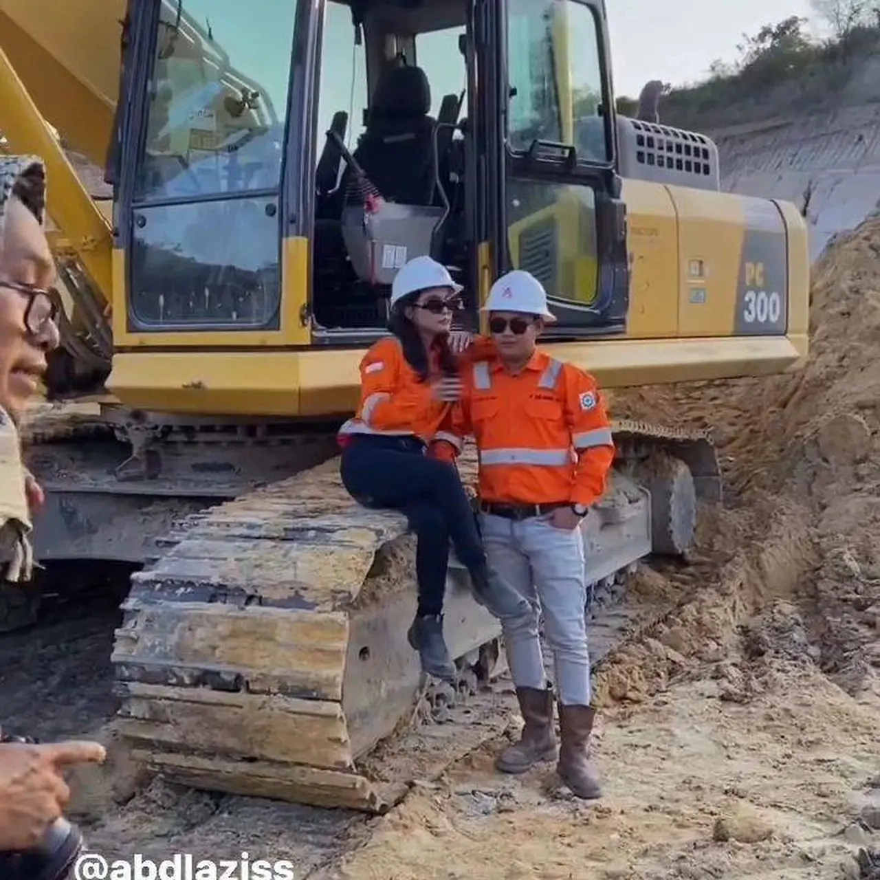 7 Potret Prewedding Putri Isnari dan Calon Suami, Romantis di Area Tambang - Hot Liputan6.com