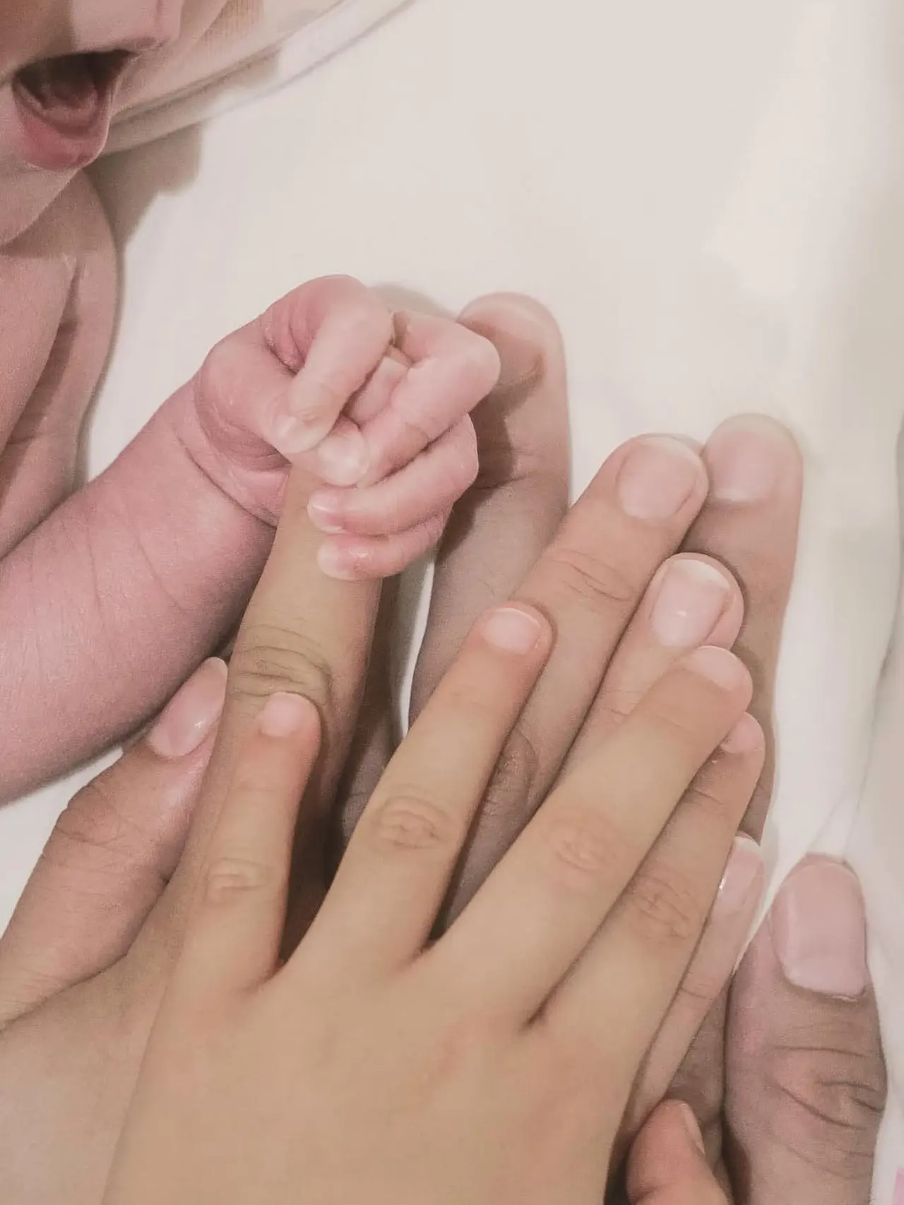 Selamat! Ryan Delon dan Sharena Gunawan sambut kelahiran anak kedua