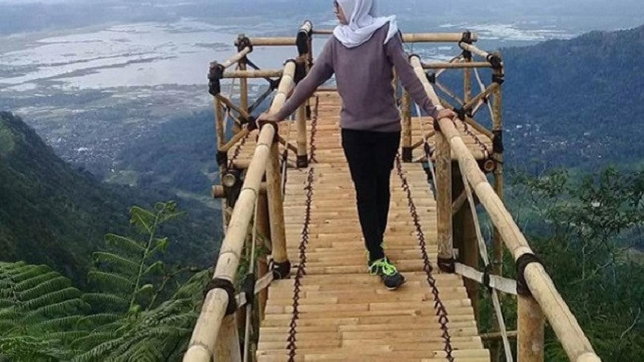 Pagi Menakjubkan di Puncak Gunung Kelir Semarang