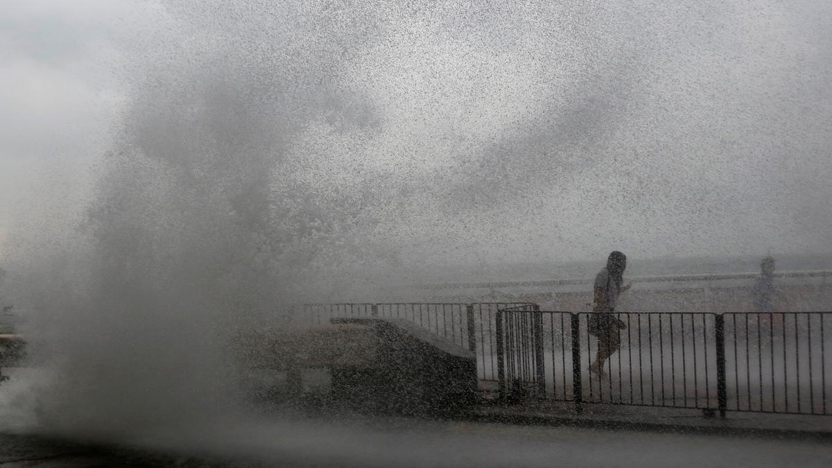 Ombak Besar Akibat Topan Haima Jadi Tontonan Warga Hong Kong