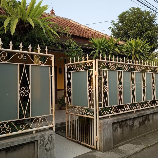 9 Inspirasi Pagar Rumah Setengah Tertutup agar Tetap Privat, Desain Estetik