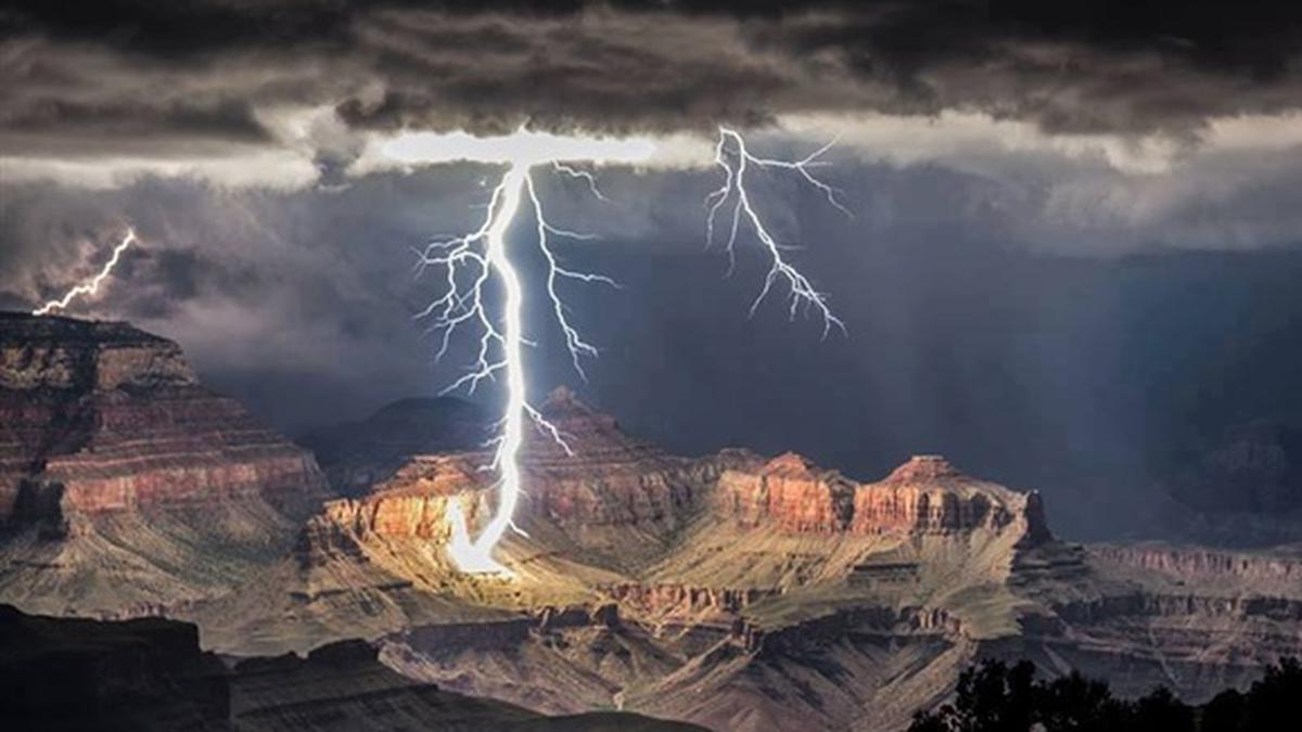 Potret Super Epik Dari Kilat Yang Juga Mengerikan - Photo Fimela.com