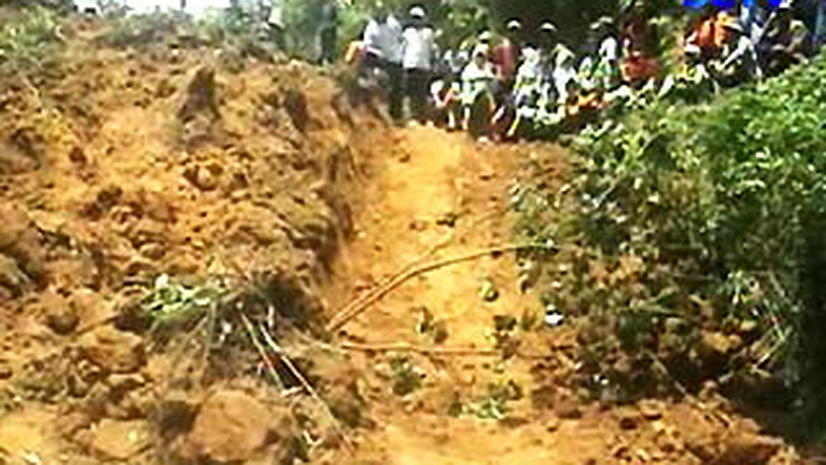 Tanah Longsor Tutupi Jalan Raya