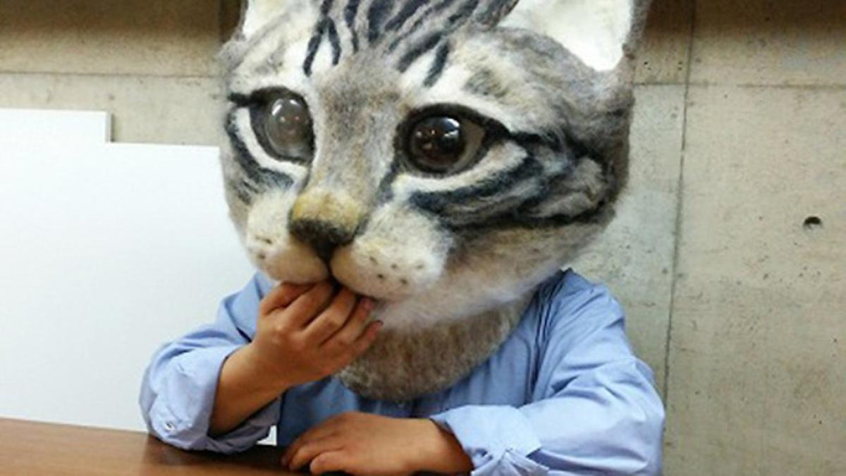 Topeng Kucing Raksasa Ini Hebohkan Jepang Karena Tampak Nyata