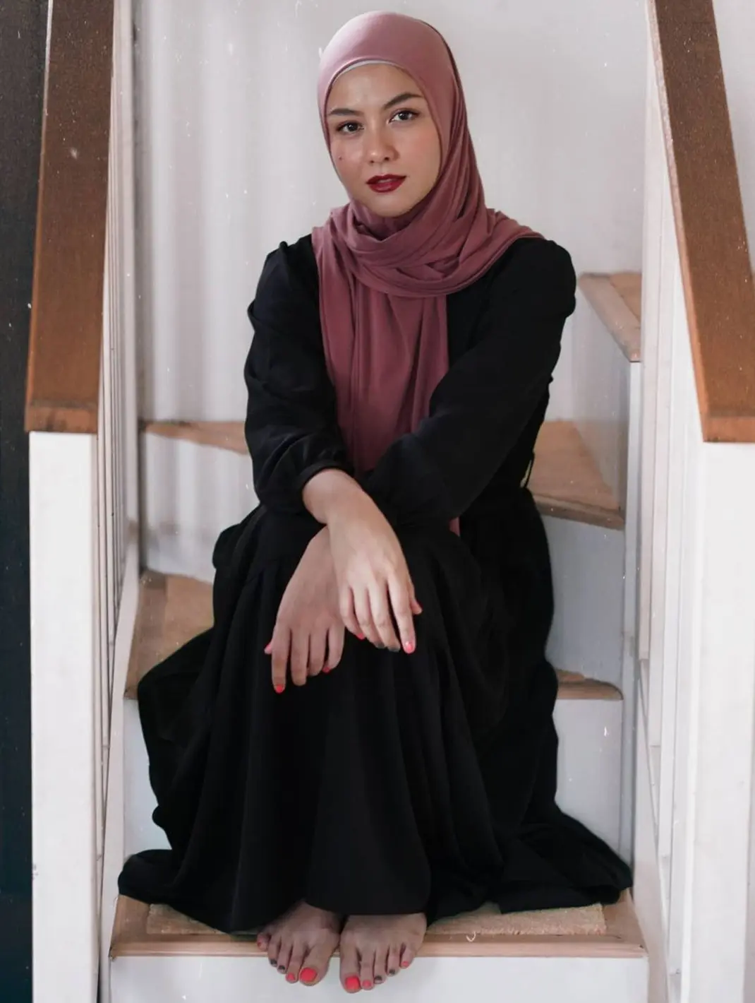 6 OOTD Serba Hitam Ala Revalina S Temat, Inspirasi Tampil Elegan - Photo Fimela.com