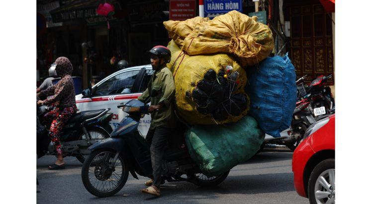 Galeri Foto Pemotor dengan Beban Berlebih, Seperti Atraksi Sirkus ...