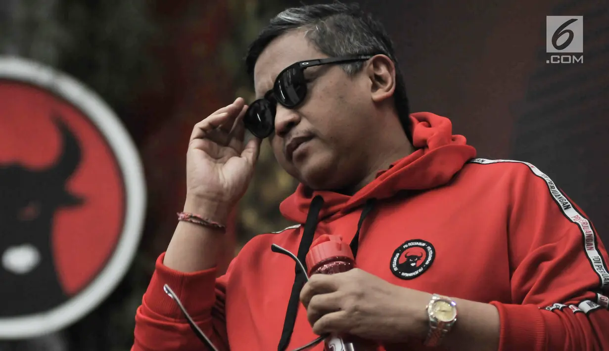FOTO: Berjaket Bomber, Megawati Luncurkan Atribut Milenial - Foto ...
