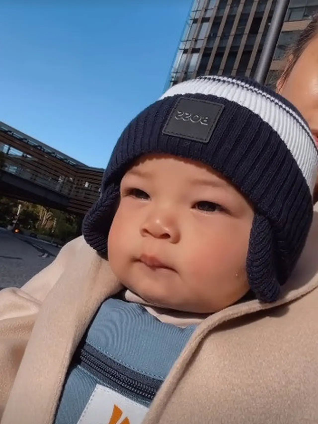 Potret Menggemaskan Baby Izz Jalan-Jalan di Jepang, Anteng Naik Kereta ...