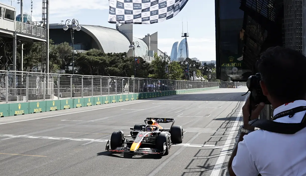 FOTO: Max Verstappen Asapi Sergio Perez dan George Russell di F1 GP ...