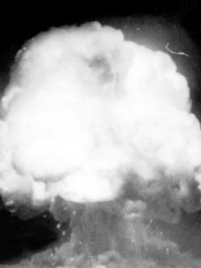 Potret Asli J. Robert Oppenheimer dan Uji Coba Ledakan Bom Atom Trinity ...