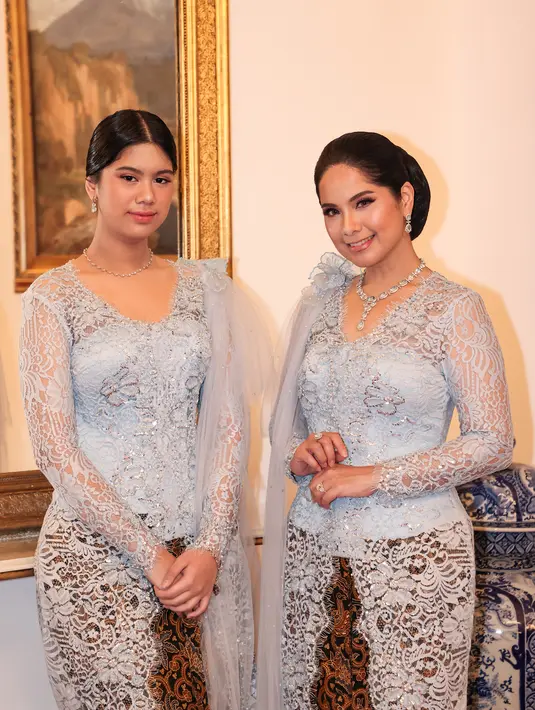 6 Gaya Kembar Annisa Pohan dan Almira Pakai Kebaya Berwarna Baby Blue, Setia Dampingi AHY ...