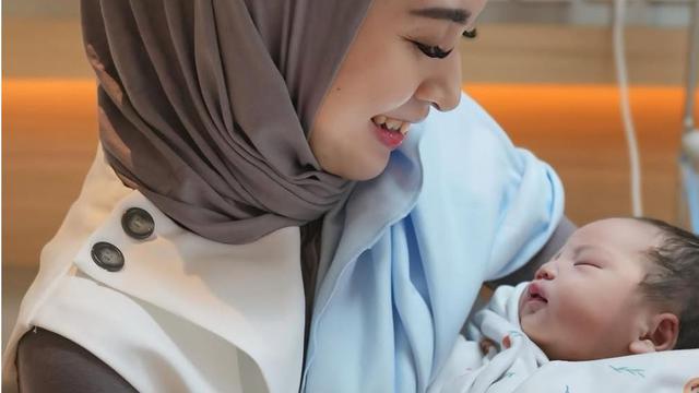 Donita dan Adi Nugroho Jenguk Gritte Agatha yang Baru Melahirkan, Beri ...