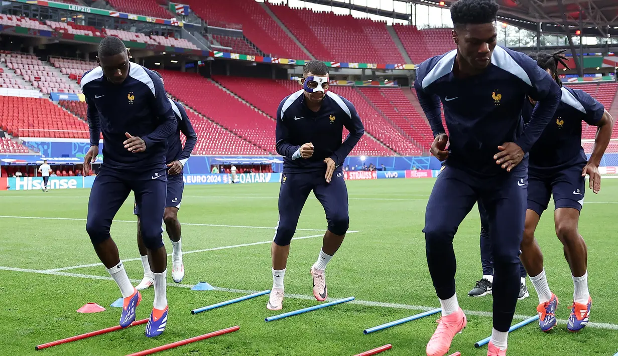 Kylian Mbappe Pamer Masker Pelindung Baru Saat Latihan Timnas Prancis ...