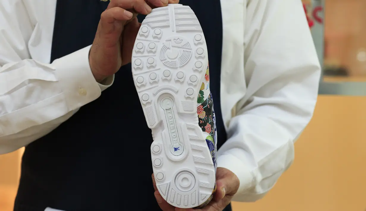 FOTO: Bisa Capai Rp 14 Miliar, Adidas ZX8000 yang Dibuat dengan Bahan ...