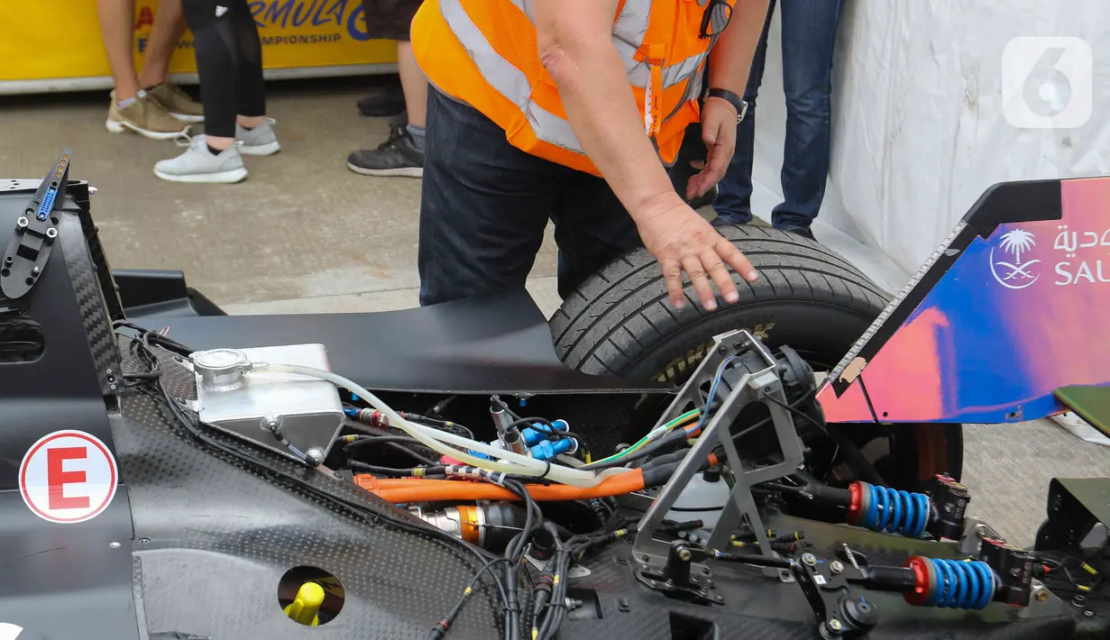 Momen Unboxing Mobil Balap Listrik Formula E Gen3 Jelang Jakarta E-Prix ...