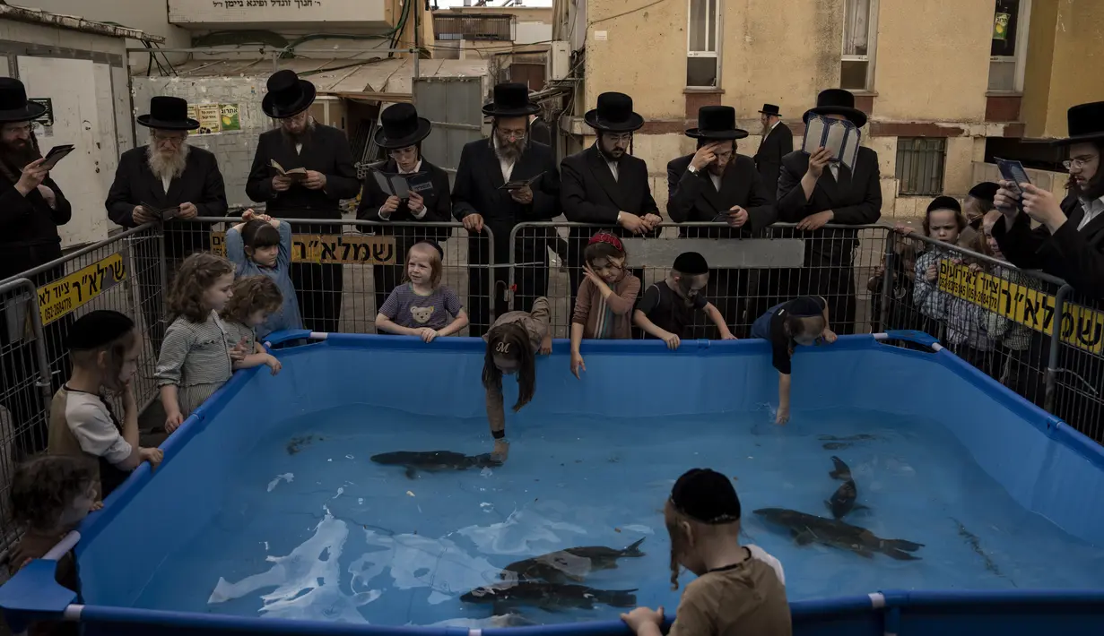 Tashlich, Upacara Membuang Dosa Jelang Hari Raya Yom Kippur di Israel ...