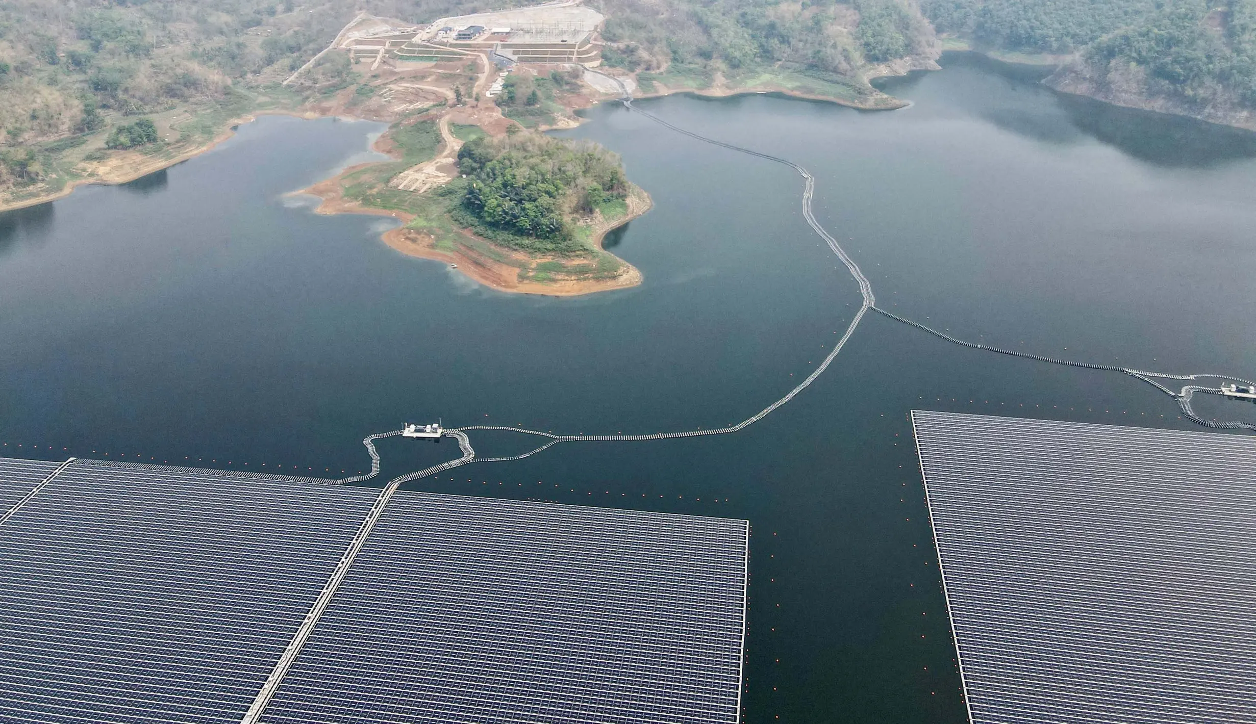 Terbesar di Asia Tenggara, Ini Potret Udara PLTS Terapung Cirata - Foto ...